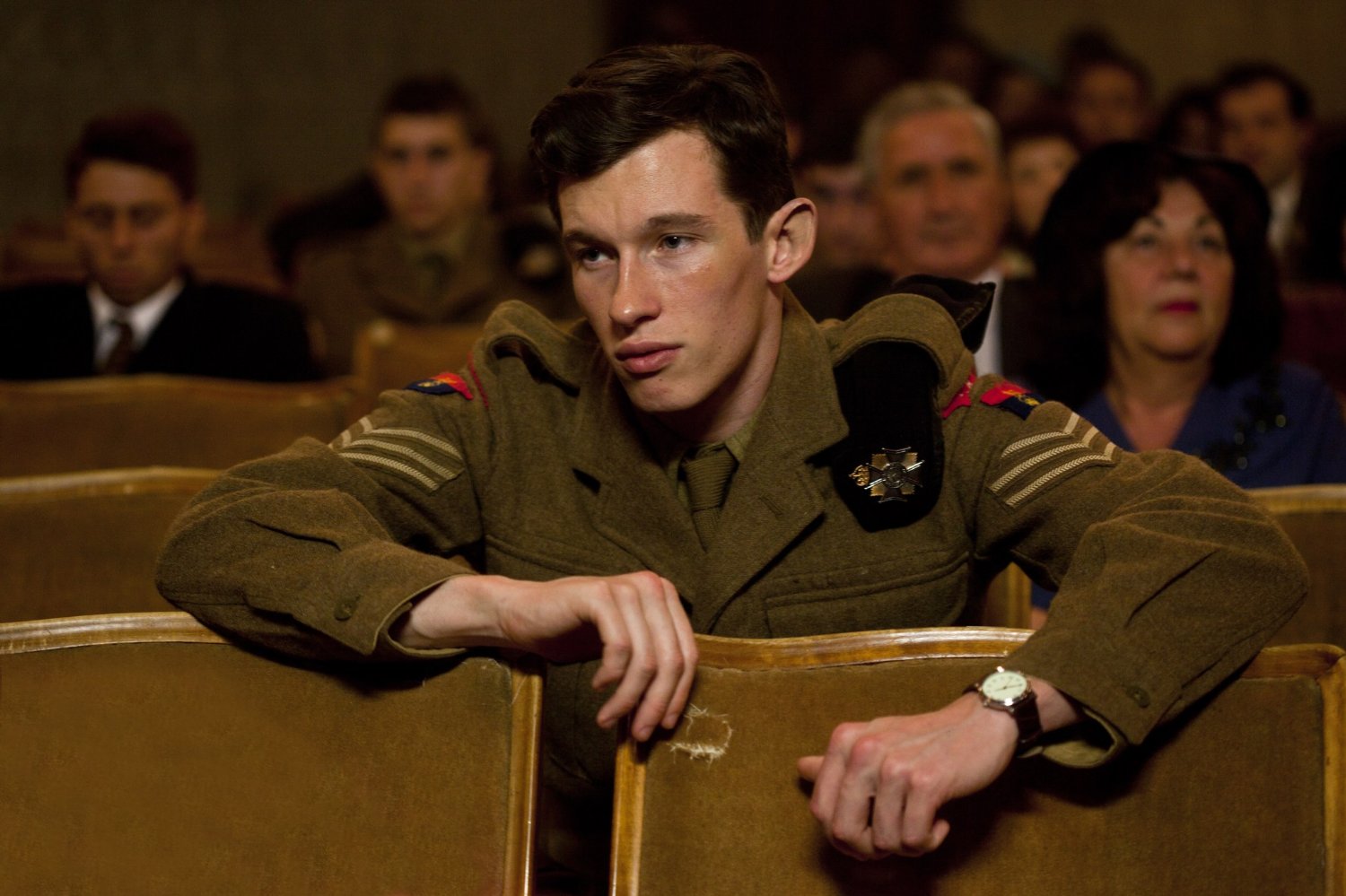 Callum Turner pode ser irmão de Newt Scamander em Animais Fantásticos 2